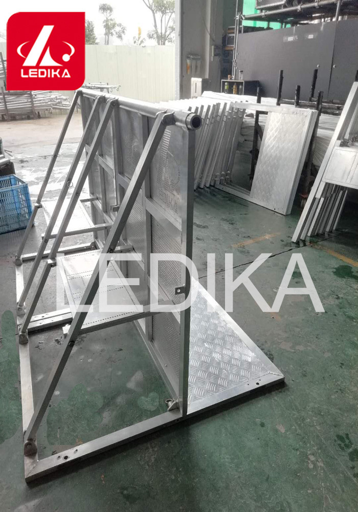 Stable Stage Metal Crowd Control Barriers Heavy Duty Interlocking Coated